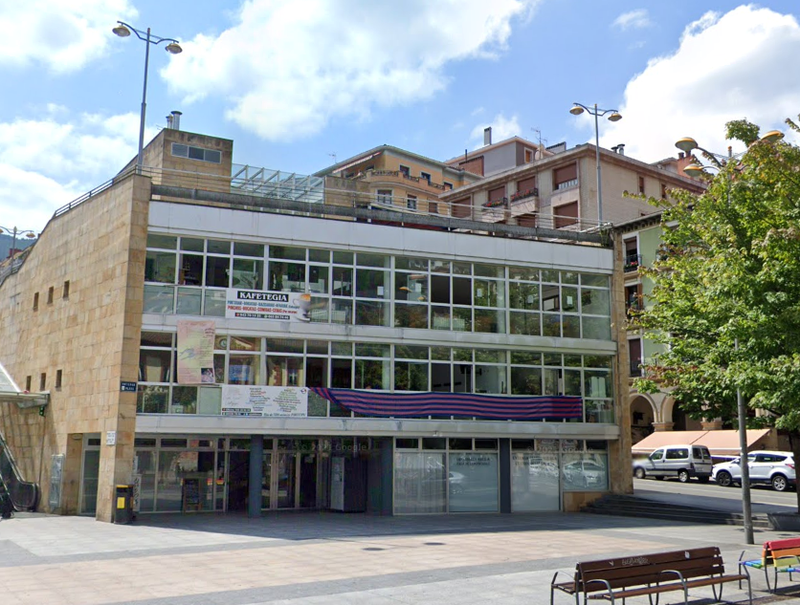 El ascensor público del interior del centro social de mayores de Unzaga será renovado con una ...